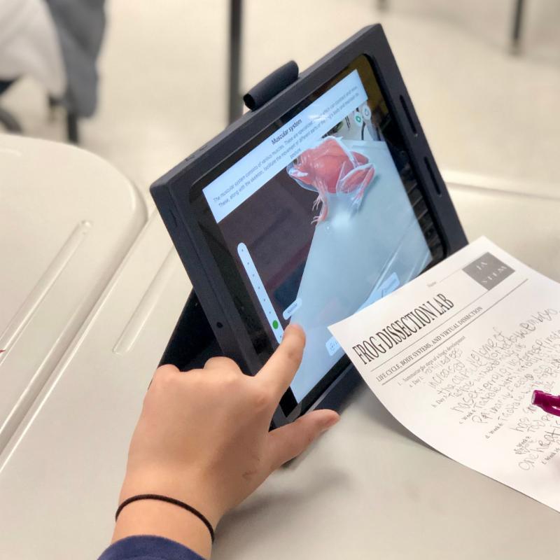 Sixth Grade Uses Augmented Reality to Dissect Frogs - Jackson Academy